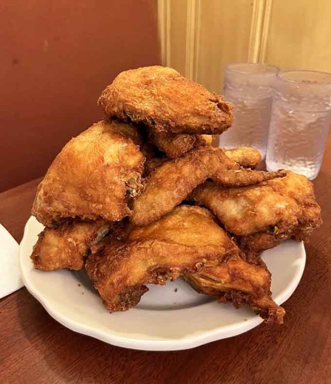 This mountain of crispy fried chicken makes every diet start date get pushed to next Monday, guaranteed.