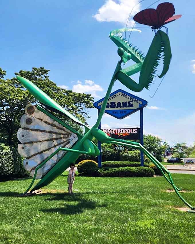 This towering praying mantis greets visitors with open claws, proving that bugs deserve their moment in the roadside-attraction spotlight.