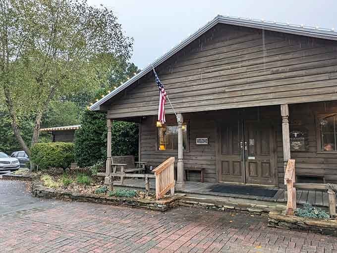 Weathered wood and an American flag create that authentic frontier vibe – Clint Eastwood would definitely approve of this setup.