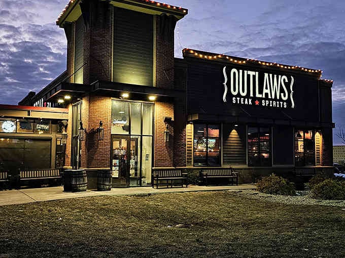 When twilight hits and those lights illuminate the tower, Outlaws transforms into something straight out of a Western dream sequence.