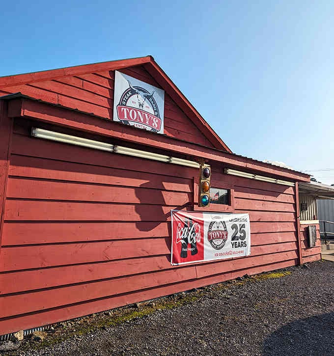 That bright red barn exterior practically shouts "come on in" to anyone driving past on a hungry afternoon.