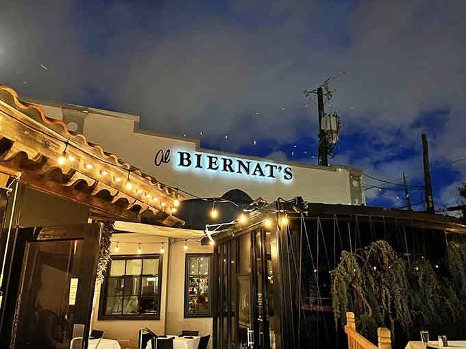 Evening lights dance across the facade, turning dinner into an event worth dressing up for just a little bit.