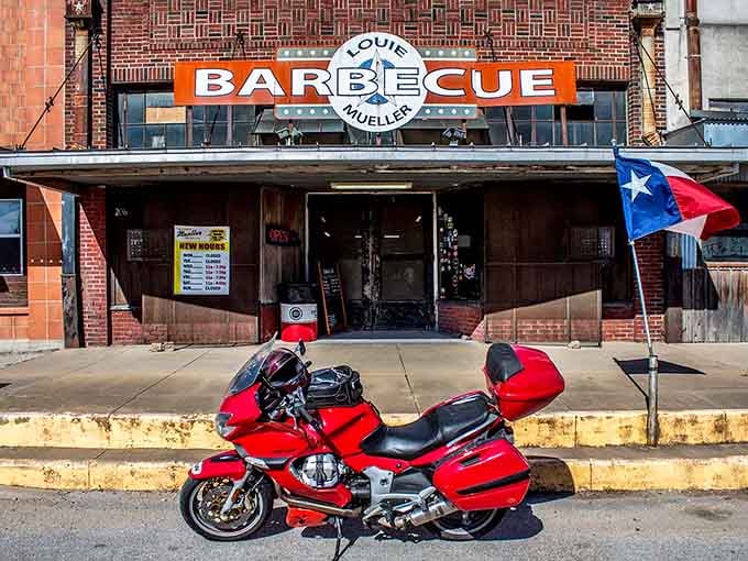 That patriotic awning and Texas flag stand proud above some seriously good barbecue.