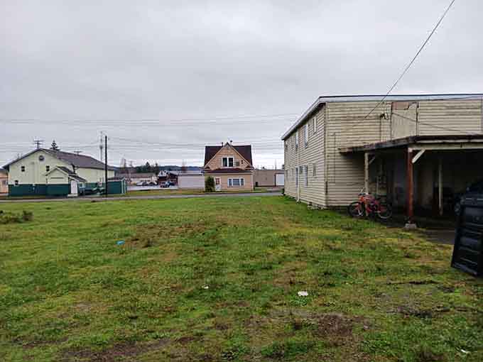 Green grass and mountain views stretch for miles, proving nature's best amenities are absolutely free to enjoy.