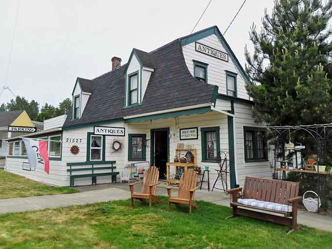 Step back in time at Aurora&rsquo;s favorite roadside treasure! Hunt for vintage gems and enjoy the classic Oregon charm.