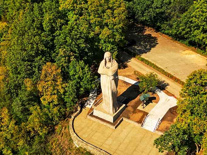 The manicured grounds frame this towering tribute beautifully, proving size and elegance can absolutely coexist here.