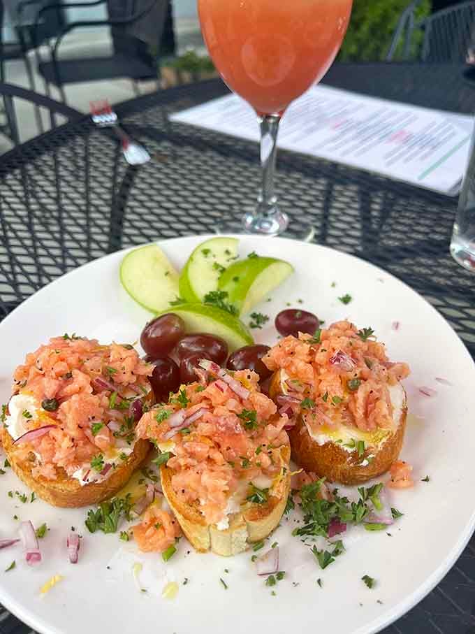 Smoked salmon on crispy bread with Kalamata olives and a pink cocktail, this is how grown-ups do appetizers properly.