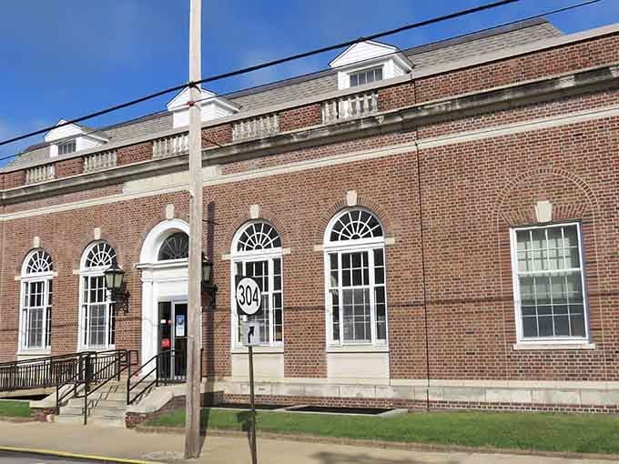 This post office building showcases the kind of architectural dignity that modern strip malls forgot was even possible.