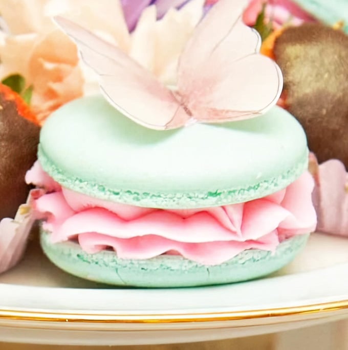 A mint macaron so pretty you'll hesitate before taking that first bite, but only for a second, trust me.