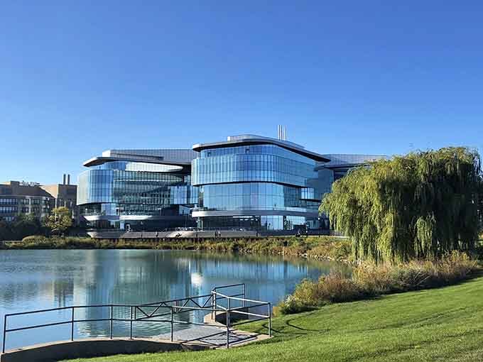 Kellogg School of Management's sleek design reflects perfectly in the water, doubling your architectural pleasure.