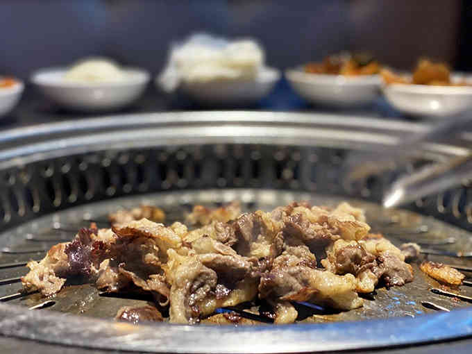 Seasoned brisket getting those gorgeous caramelized edges that make your taste buds stand up and applaud with enthusiasm.
