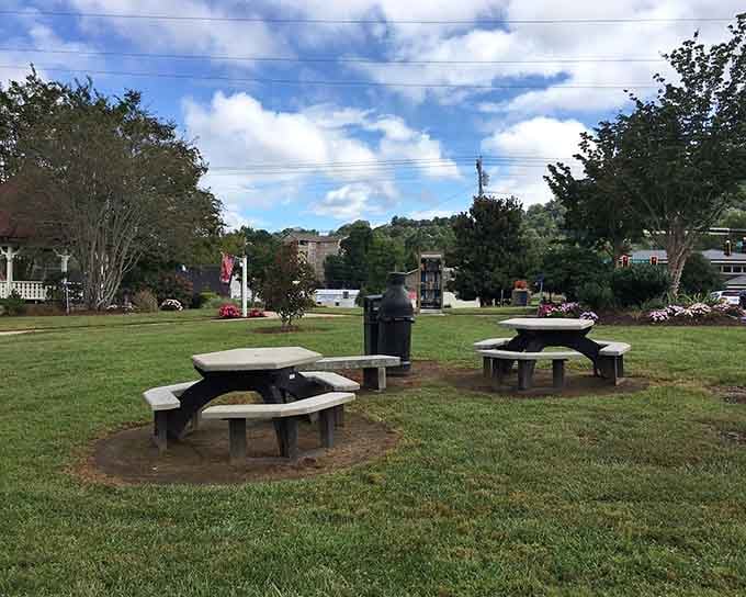 Town Square picnic tables await your lakeside lunch, because eating with a view should be a daily requirement, not a luxury.