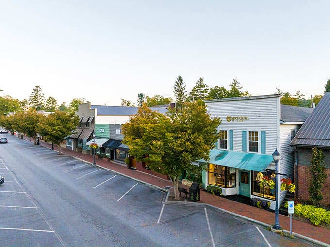 Downtown Highlands serves up small-town magic with big-city sophistication, no compromises required here at all.