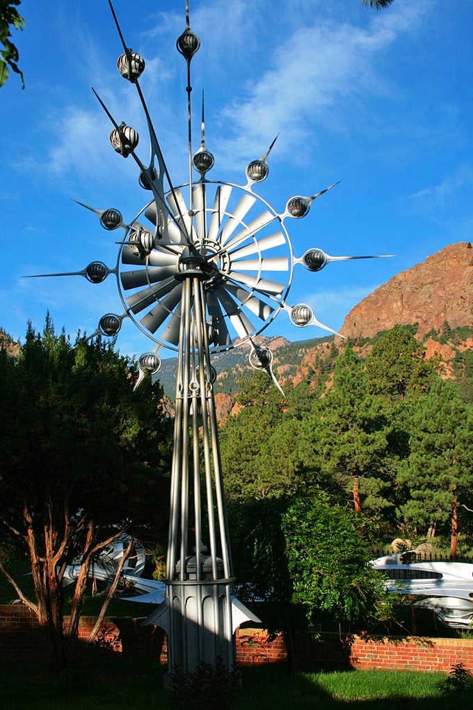 From every angle, this sunburst sculpture offers a new perspective, proving great art rewards those who walk around it.