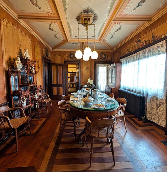 Dining rooms like this remind us that Victorians understood the assignment when it came to entertaining.