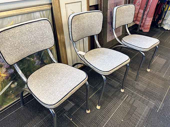 These retro chairs are screaming for a kitchen table makeover, chrome details and all, pure vintage gold.