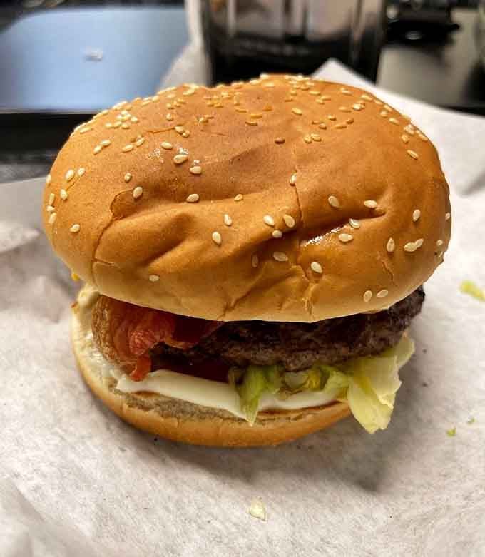 Sesame seeds on top, pure satisfaction underneath: this is burger architecture at its finest and most craveable.