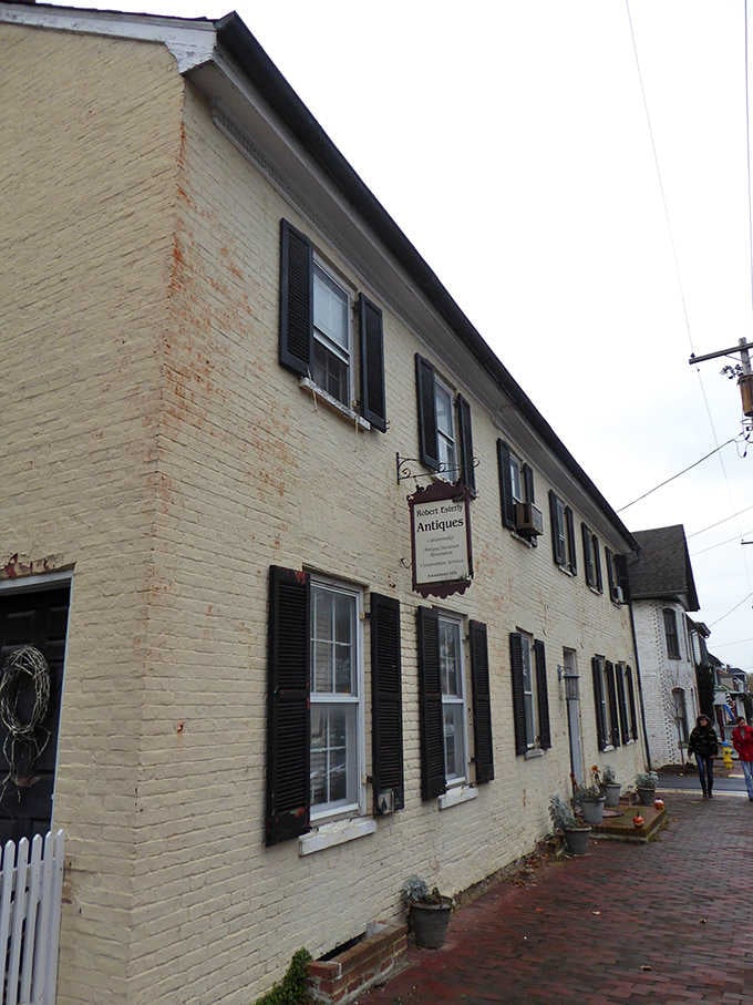 This cream-colored beauty proves that not all antique shops need to look like haunted houses to be interesting inside.