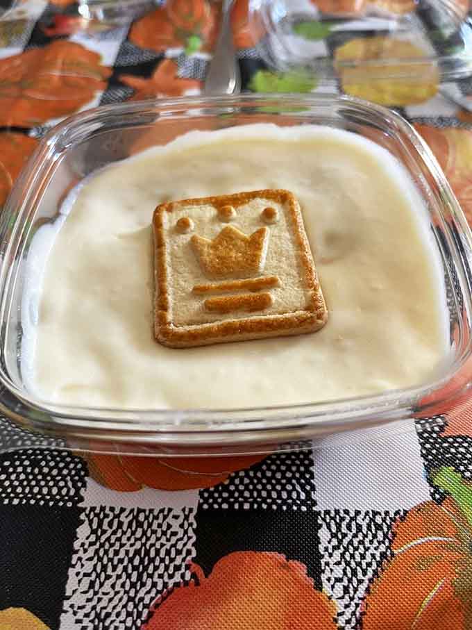 Banana pudding with a crown-shaped cookie because even dessert gets the royal treatment at this joint.