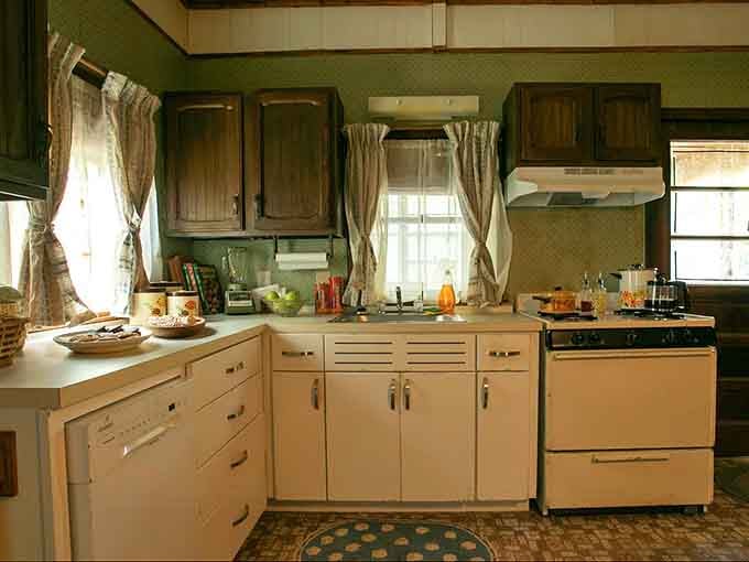 A kitchen so authentically 1980s, you'll instinctively reach for a box of Eggos and start worrying about missing children.