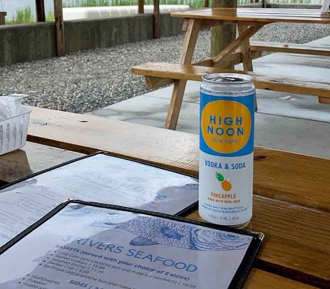 Even the drinks know they're playing a supporting role to the main seafood attraction here.