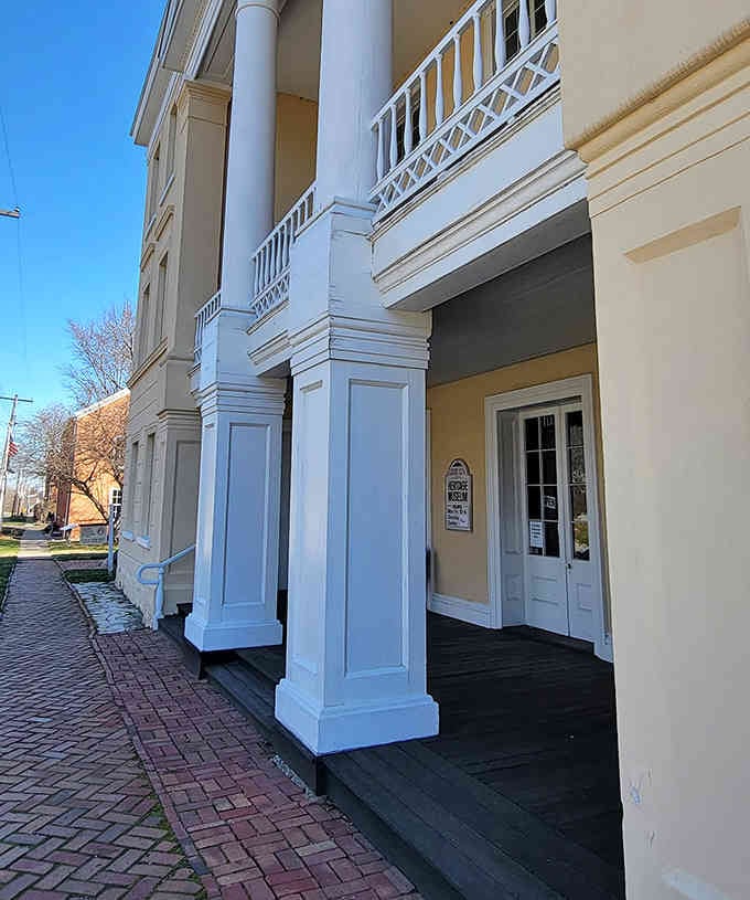 Classic columns and pristine white paint make this building look like it's auditioning for a history documentary.