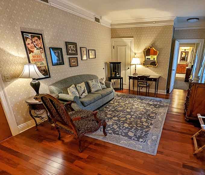 A sitting area so inviting you'll forget about scrolling through your phone for five whole minutes.