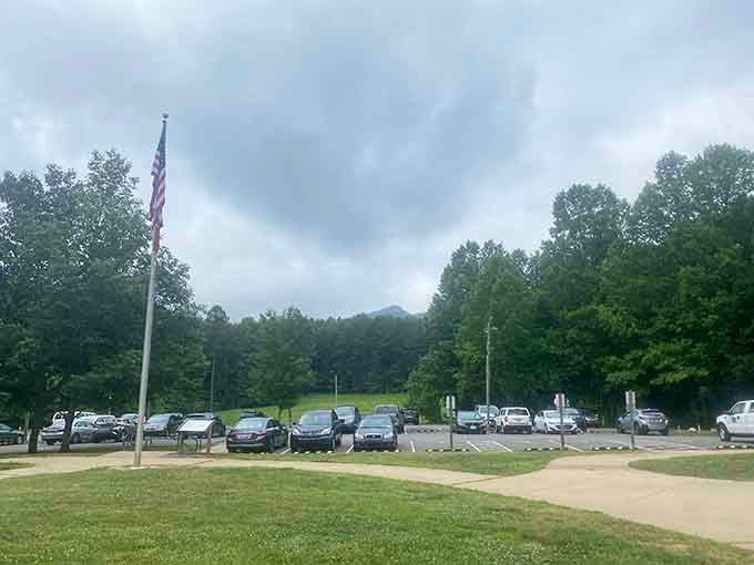 The parking lot fills quickly on weekends, so early birds really do get the best trailhead spots here.