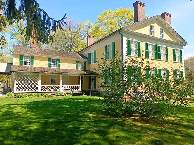 The back of the house reveals why artists couldn't resist this place, it's basically a postcard come to life.