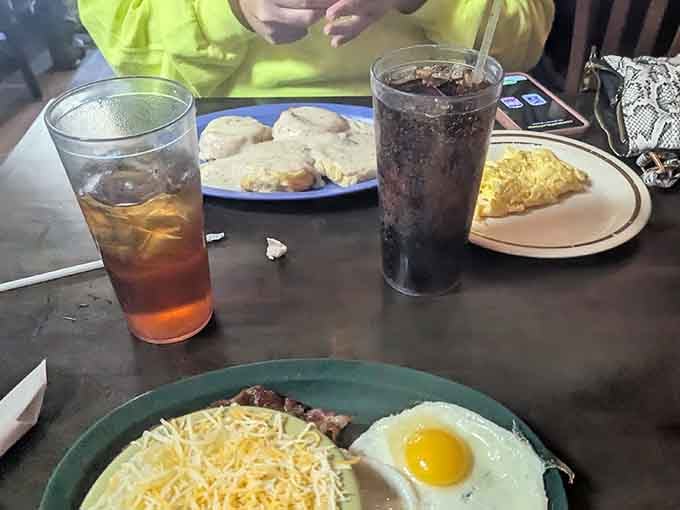 Sweet tea and soft drinks served in proper glasses, because even beverages deserve to be treated with respect here.