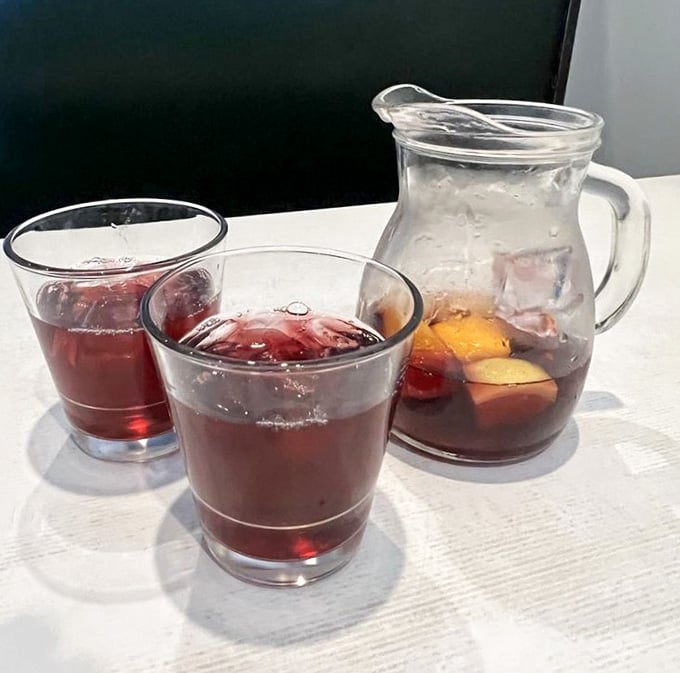 Ice-cold beverages in no-nonsense glassware, because when your pizza's this good, fancy drinks would just be showing off.