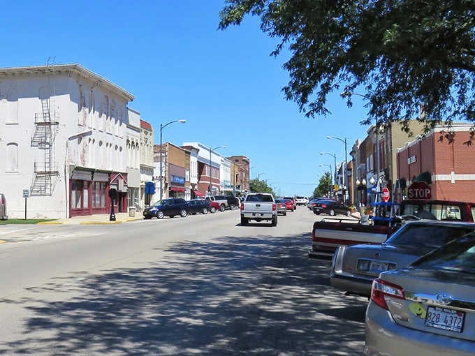 A view that proves small-town charm isn't just a marketing slogan—it's an actual thing that still exists in Illinois.