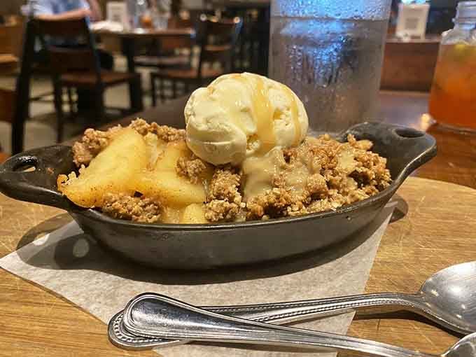 Apple crumble with ice cream: because even barbecue champions need a sweet victory lap.