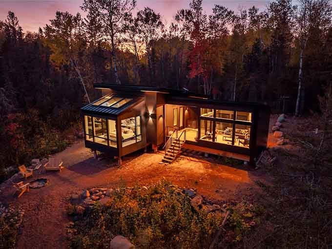 When the cabin glows at dusk, it looks like a jewel box dropped into the wilderness by design-savvy elves.