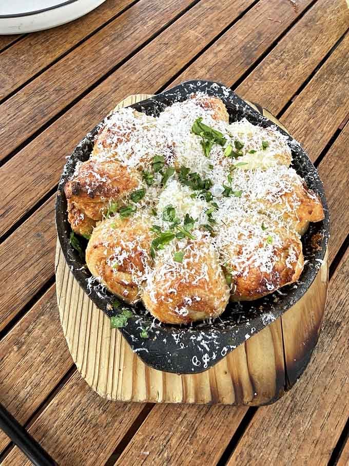 When your garlic bread looks like it belongs in an art gallery, you know you've found a place that cares about details.