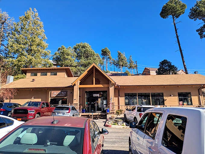 Those tall pines surrounding the restaurant create natural shade and that perfect mountain escape atmosphere you crave.