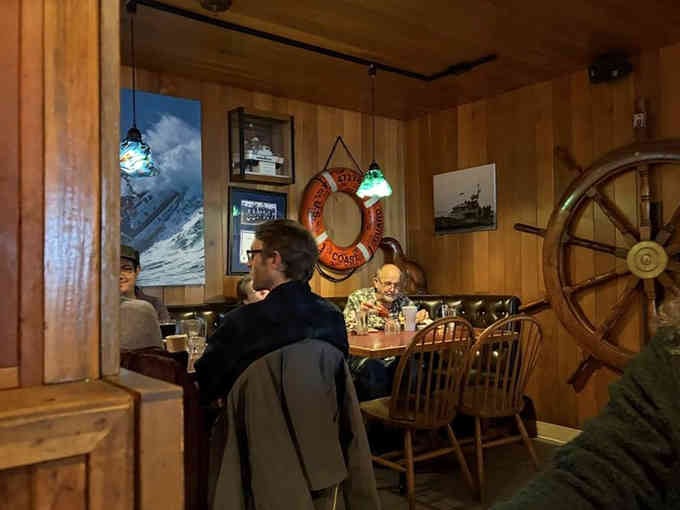 Maritime decor and happy diners create the kind of scene Norman Rockwell would paint if he loved seafood.