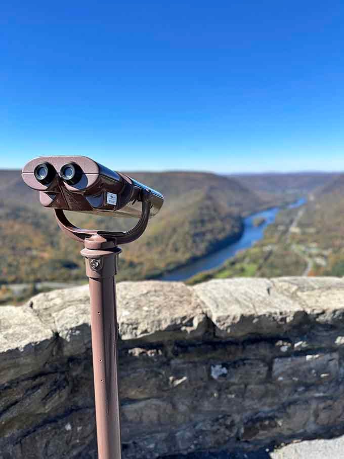Coin-operated binoculars let you zoom in on the valley below, because sometimes you need the details.