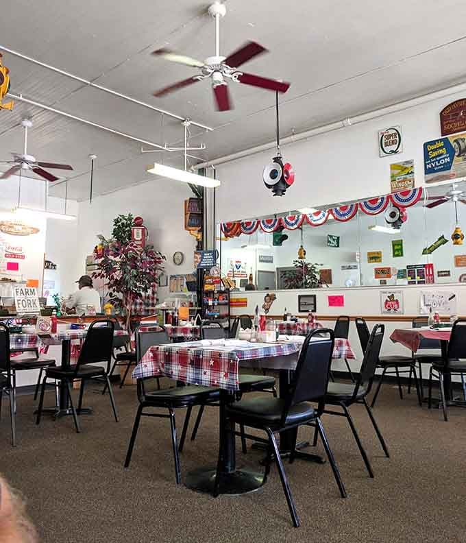 Ceiling fans, patriotic bunting, and enough vintage signs to keep your eyes entertained while your taste buds celebrate wildly.
