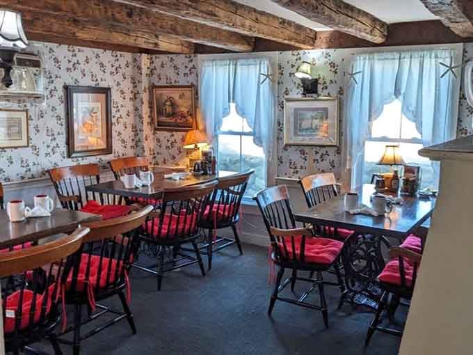 Floral wallpaper, wooden beams, and cozy tables create the kind of atmosphere where time slows down and meals matter.