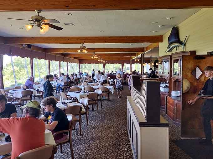 Diners enjoying their meals with those sweeping river views: this is what Sunday evenings were meant to be.
