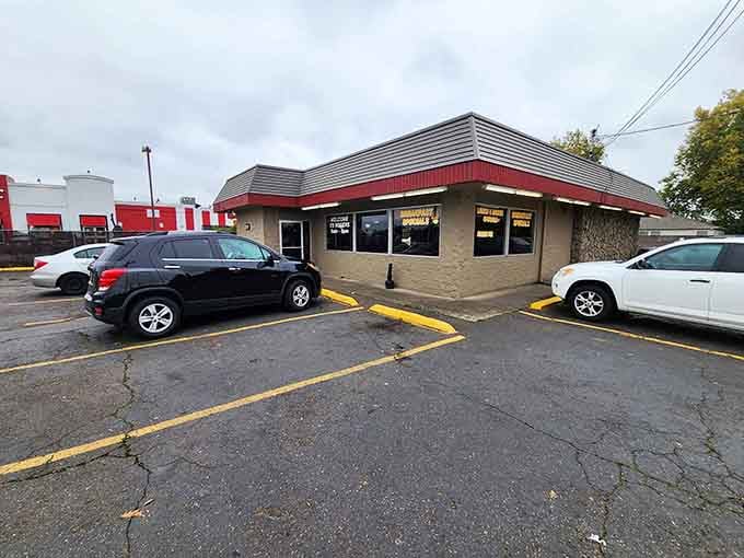 The straightforward corner building with its practical design focuses energy where it belongs: on the plates, not the decorations.