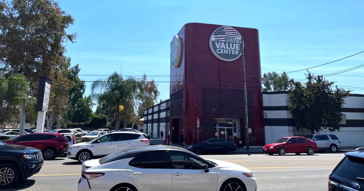 You Could Spend Hours In This Sprawling California Thrift Store And ...