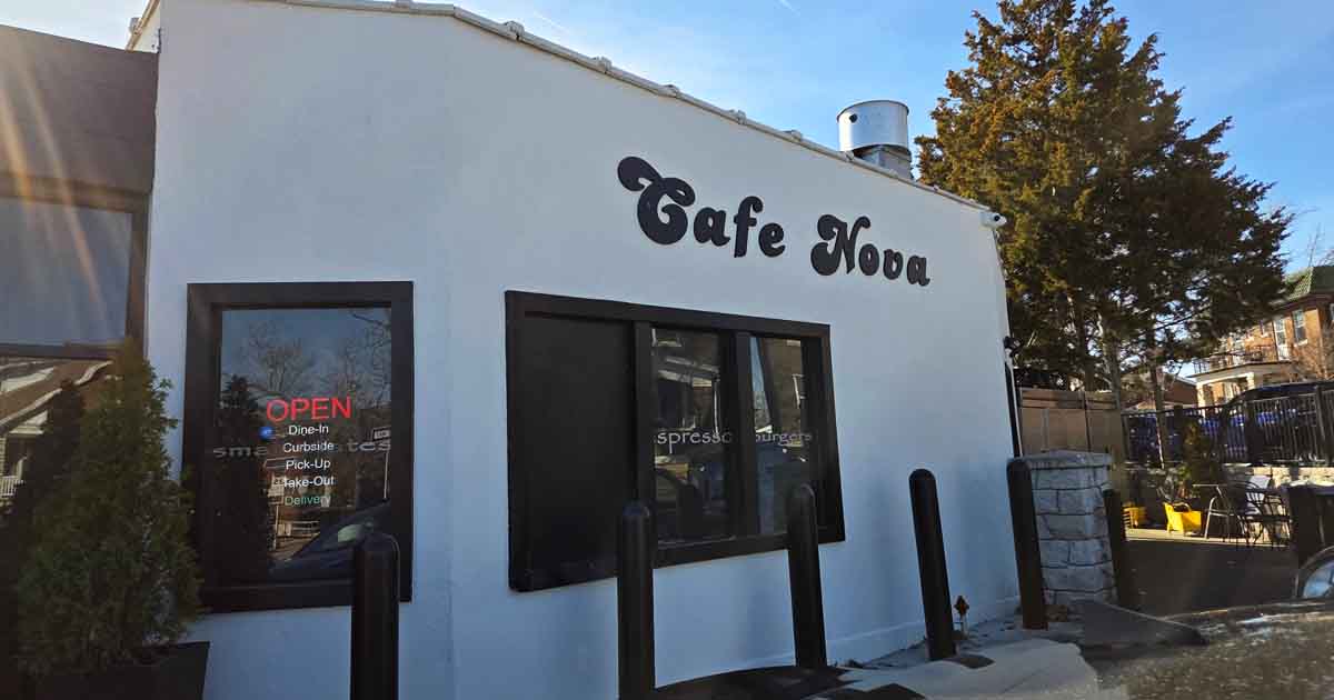 The Charming Missouri Cafe With Outdoor Seating You'll Never Want To Leave