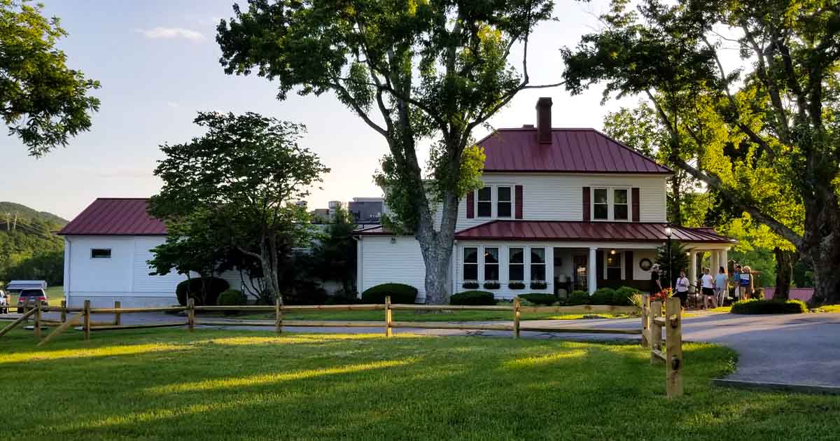 This Charming Restaurant In Virginia Dishes Up The Best Family-Style ...