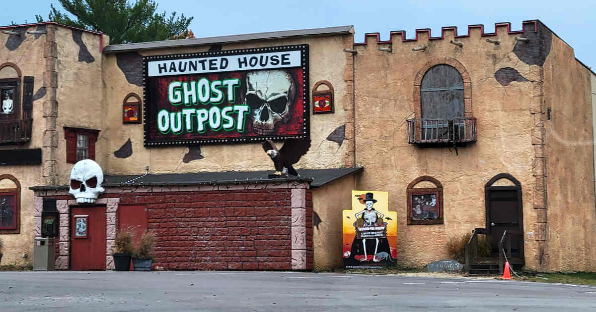 The Spine-Chilling Haunted House In Wisconsin Is Packed With Creepy ...