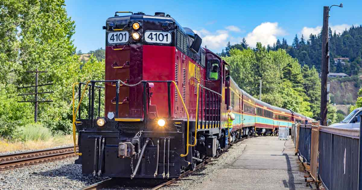 This Enchanting Train Ride In Oregon Will Make You Feel Like You've ...
