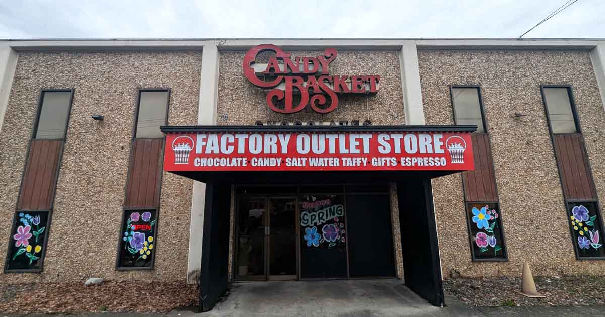 You Won't Believe The Enormous Candy Emporium Hiding In Plain Sight In ...