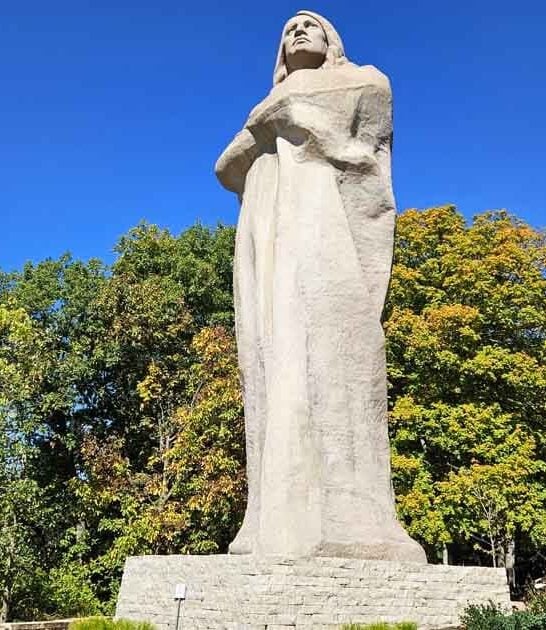 giant statue perched illinois ftr