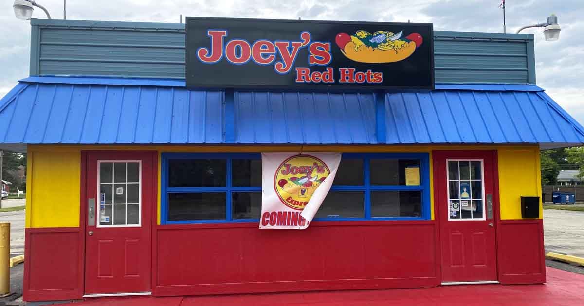 This Classic Illinois Hot Dog Spot Proves Great Food Doesn't Have To Be ...